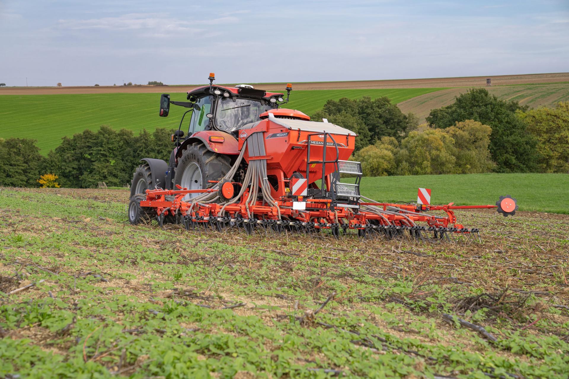 Éxito de la sembradora suspendida para mínimo laboreo MEGANT 602 R | KUHN